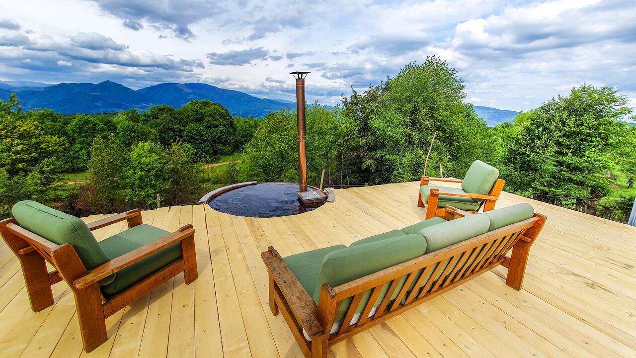 Top 15 cabane și pensiuni cu ciubăr și jacuzzi la munte în România