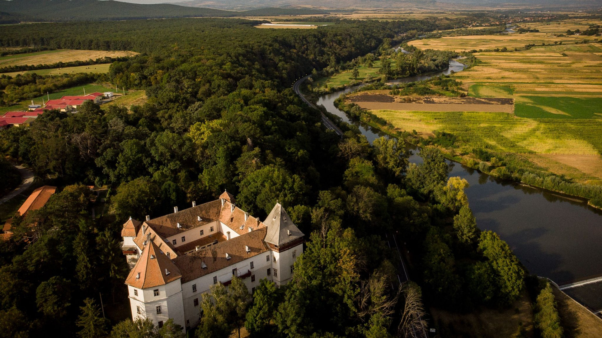 Am găsit 10 castele mai puțin cunoscute din România, pe care trebuie să ...