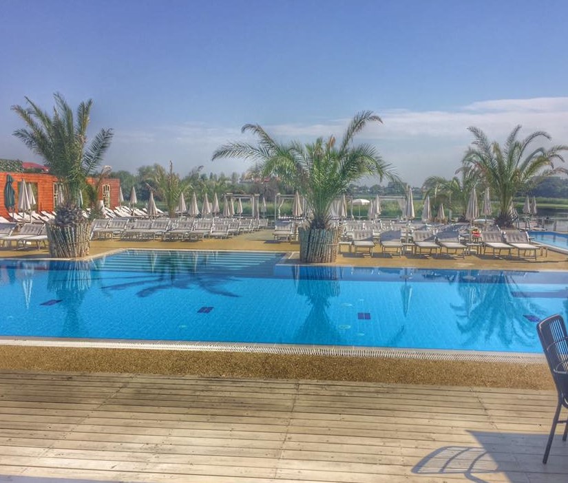 10 Piscine publice și private deschise în București ️