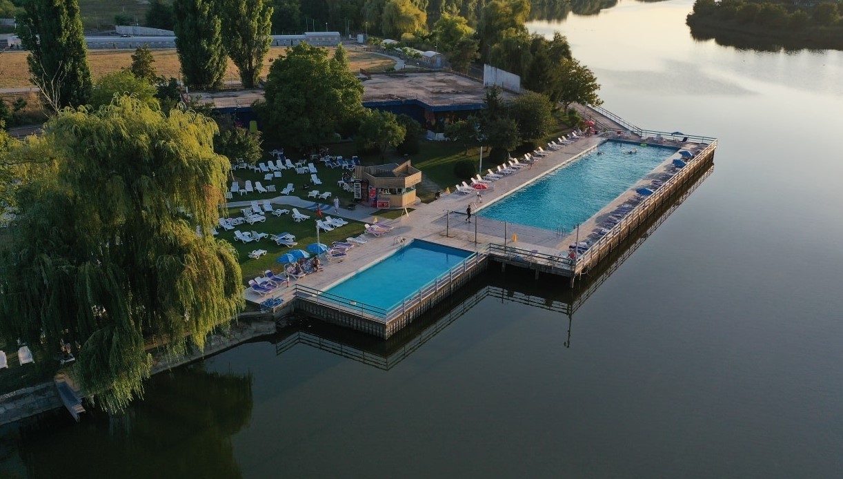 10 Piscine publice și private deschise în București ️