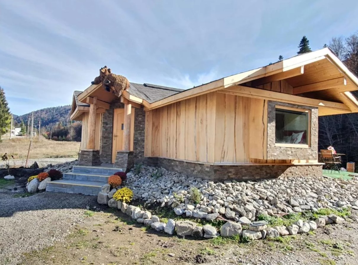 Top 25 cabane și pensiuni izolate la munte, retrase în inima naturii