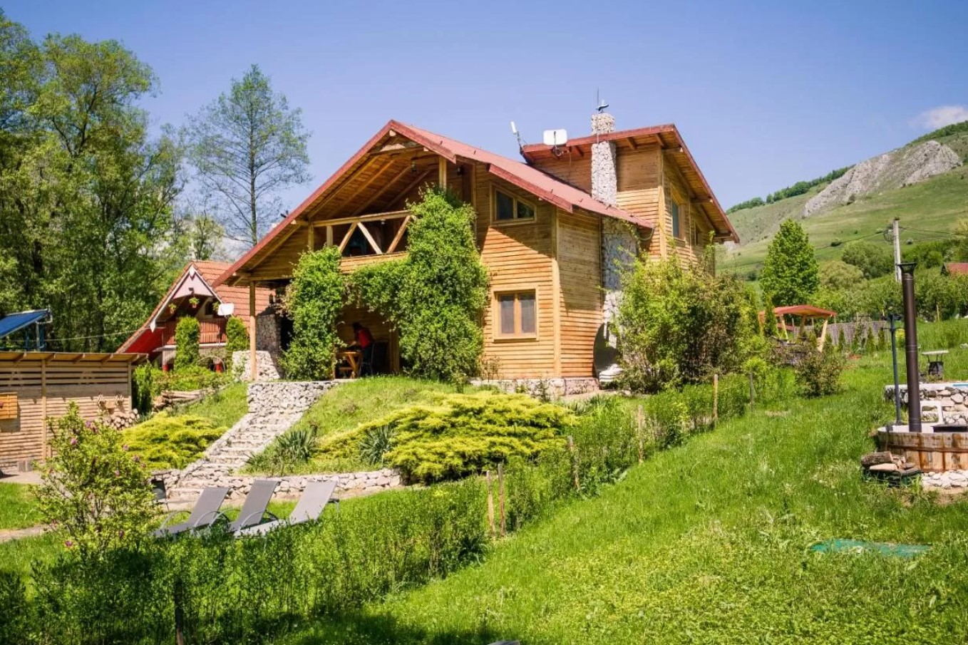 Top 25 cabane și pensiuni izolate la munte, retrase în inima naturii