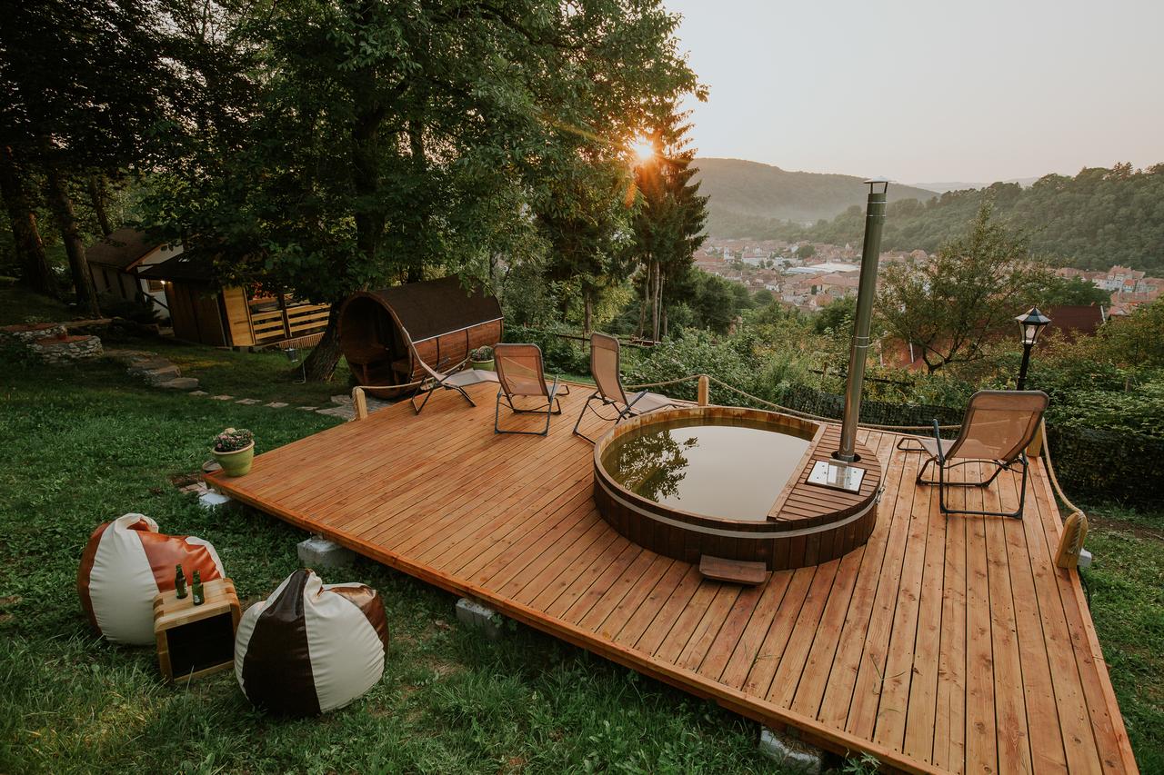 Top 15 cabane și pensiuni cu ciubăr și jacuzzi la munte în România