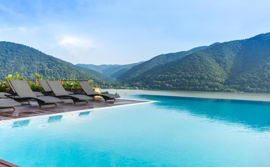 Top 10 pensiuni cu piscină și ponton în Dubova