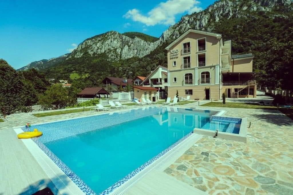 5 Ștranduri și piscine termale deschise în Băile Herculane ️