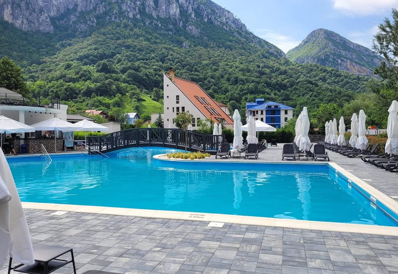 5 Ștranduri și piscine termale deschise în Băile Herculane ️