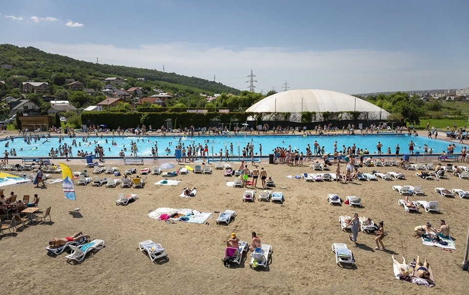 10 Piscine publice și private deschise în Iași ️